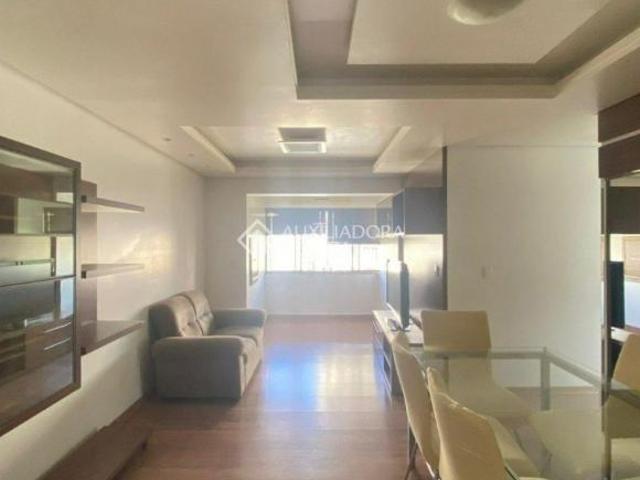 Apartamento com 3 três dormitórios, semi mobiliado, localizado no bairro Centro