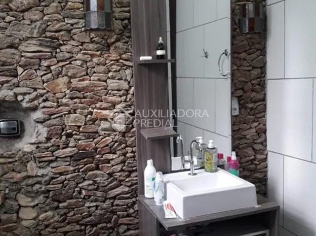 Apartamento com 3 dormitórios, 1 lance de escada, frente, prédio pequeno