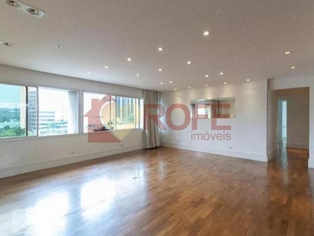 Apartamento com 3 dormitórios, 2 suítes, 2 vagas e com 130m² Moema