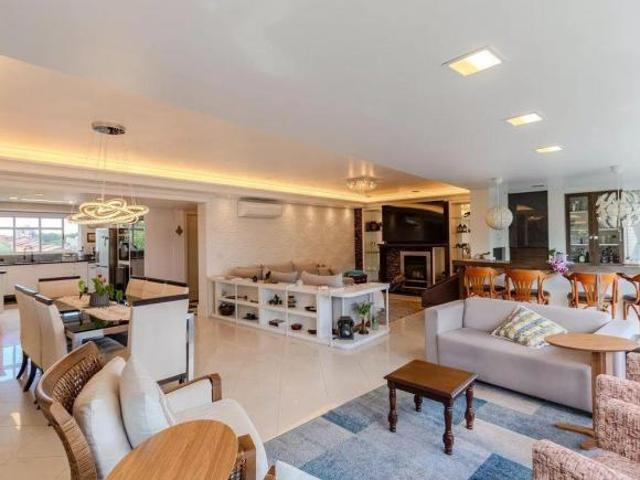 Apartamento com 3 dormitórios, 2 vagas e 231.61m² Bairro Menino Deus