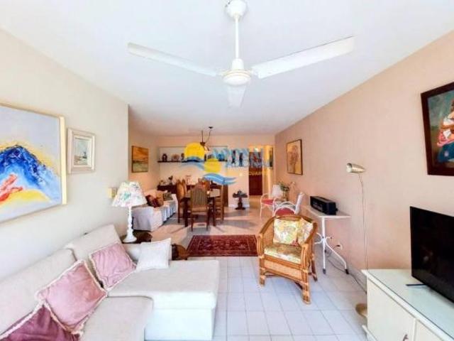 Apartamento próximo à praia com sacada — Pitangueiras — Guarujá