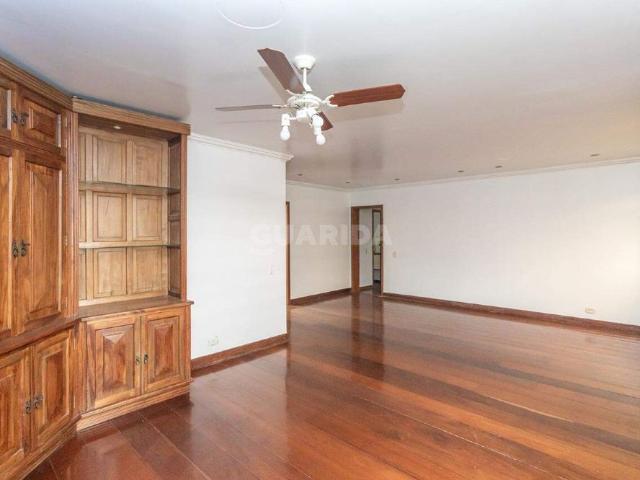 Apartamento com 3 dormitórios e 1 vaga de garagem, no bairro Petrópolis COD: 21108