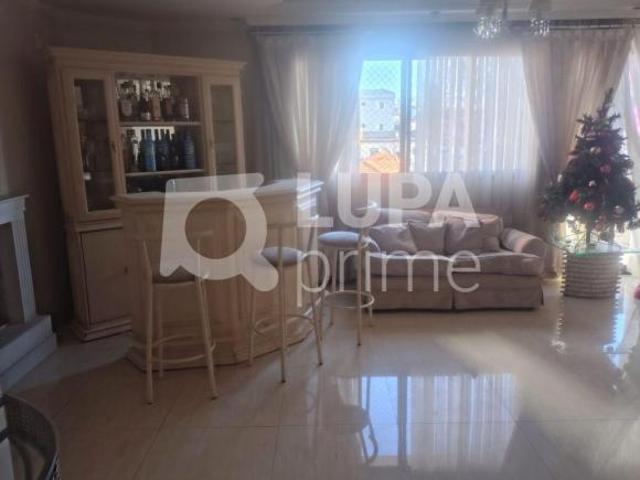 APARTAMENTO COM 3 DORMITÓRIOS E 4 VAGAS DE GARAGEM À VENDA