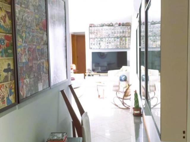 Apartamento com 3 dormitórios, elevador e vaga demarcada no canal 6 em Santos