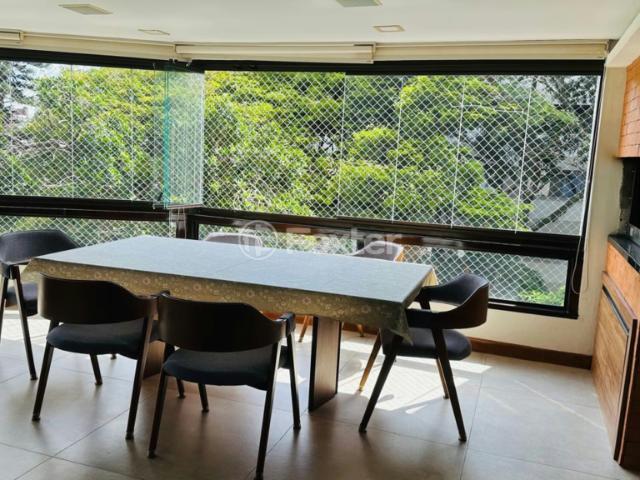 Apartamento com 3 dormitórios em Porto Alegre