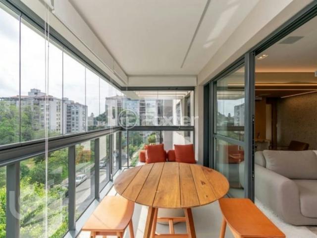 Apartamento com 3 dormitórios em Porto Alegre