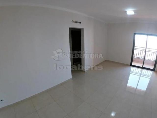 Apartamento com 3 dormitórios no bairro Boa Vista com sacada e elevador, disponível para venda ou lo