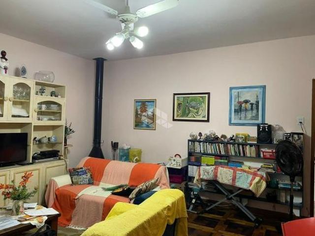 Apartamento com 3 dormitórios, proximidade da Ufrgs e Tribunal de Justiça, com garagem coberta e esc