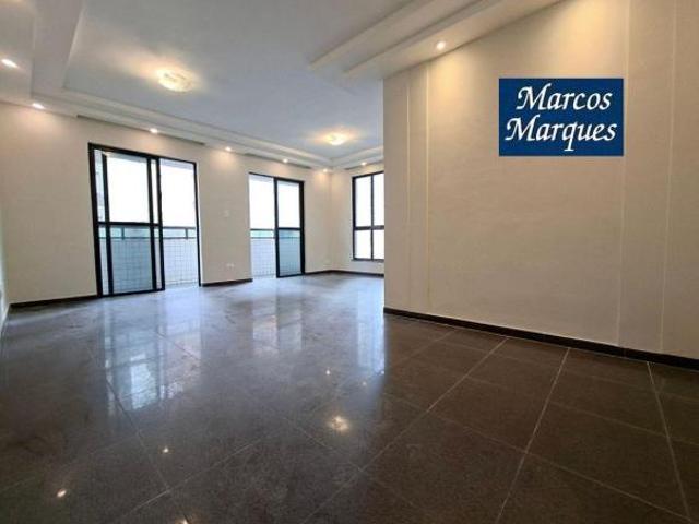 Apartamento com 3 dormitórios próximo ao mar da Ponta da Praia