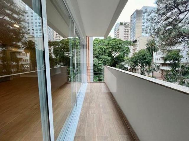 Apartamento com 3 dormitórios reformadissimo a poucos passos do shopping