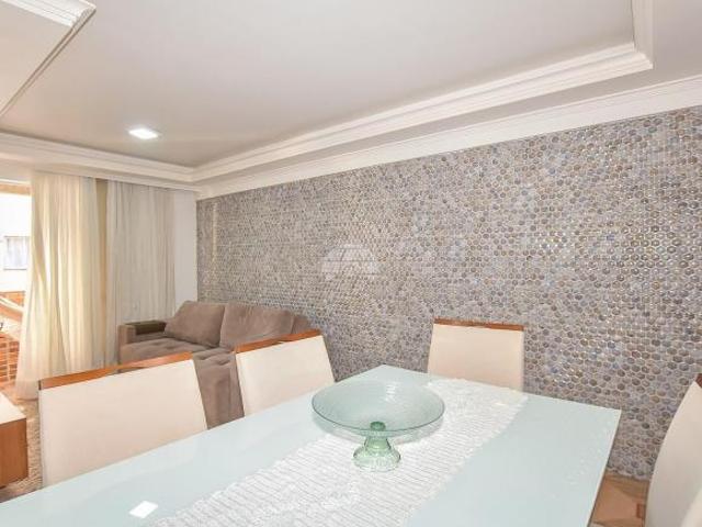 Apartamento com 3 dormitorios, sacada e vaga livre no Novo Mundo