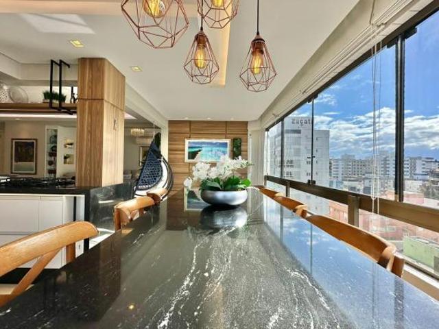 Apartamento com 3 dormitórios sendo 2 suítes e uma master mobiliado com Vista Mar no coração de Capã