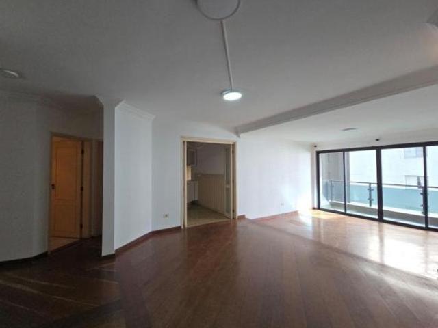 Apartamento com 3 quartos no Centro de Alphaville na alameda Cauaxi