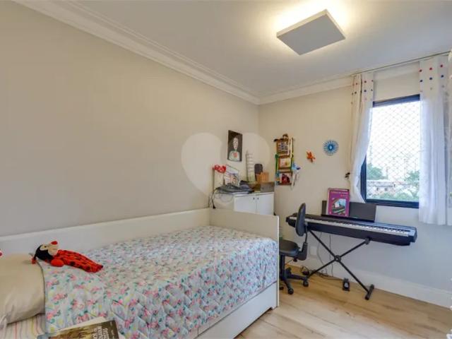 Apartamento à venda com 3 quartos, sendo 1 suíte, no condomínio Chácara Alto Boa Vista, São Paulo
