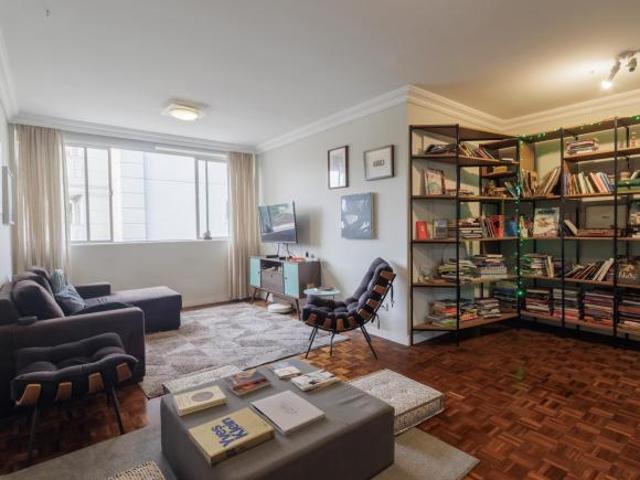 Apartamento com 3 quartos duas suítes no Batel