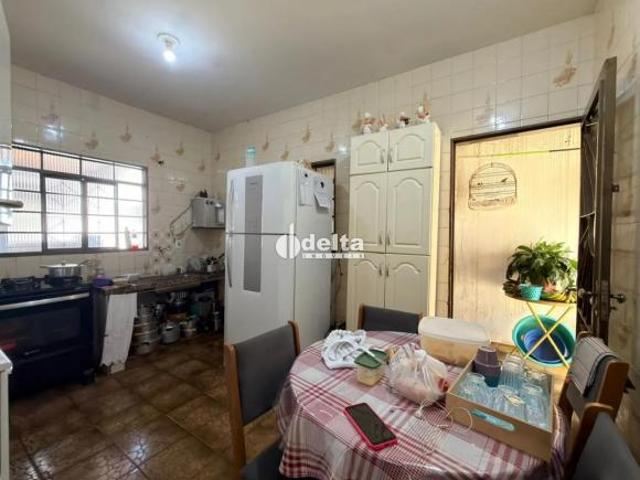Casa residencial com 3 quartos disponível para venda no bairro Santa Mônica em Uberlândia MG