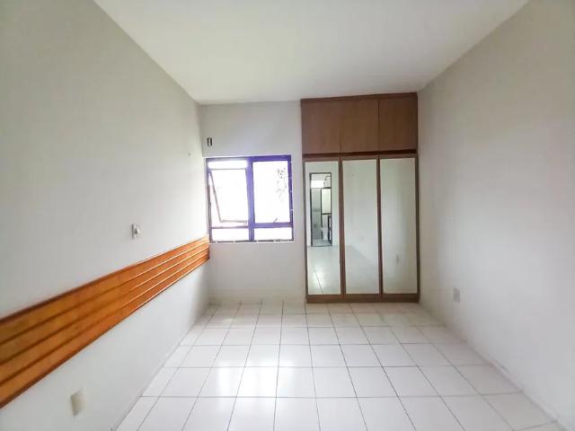 Apartamento com 3 Quartos e 3 banheiros à Venda, 77 m² por R$ 280.000