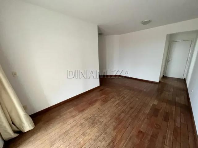 Apartamento com 3 Quartos e 3 banheiros à Venda, 90 m² por R$ 330.000