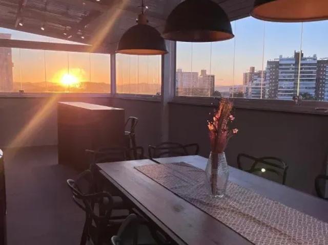 Apartamento com 3 Quartos e 3 banheiros à Venda, 190 m² por R$ 1.790.000