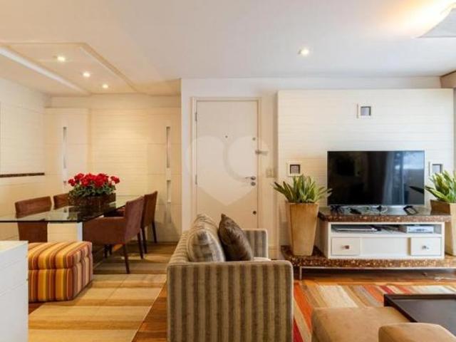 Apartamento com 3 quartos e 100 m² à venda em Moema
