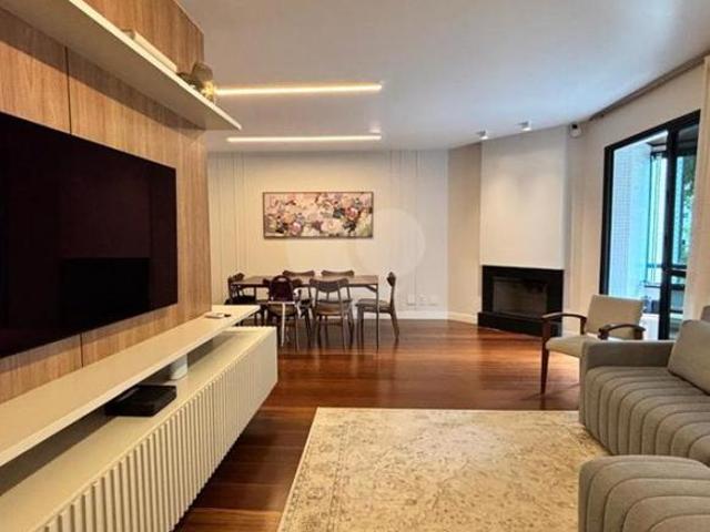 Apartamento com 3 quartos e 130 m² à venda em Moema