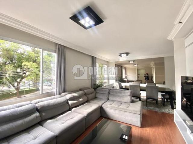 Apartamento com 3 quartos e 1 garagem no Bigorrilho