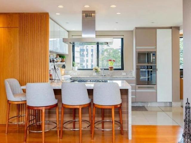 Apartamento com 3 quartos e 210 m² úteis à venda em Alto da Glória