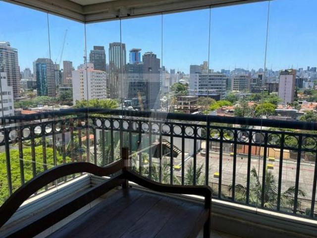Apartamento com 3 quartos e 212 m² à venda na Vila Nova Conceição