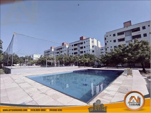 Apartamento com 3 Quartos e 2 banheiros à Venda, 56 m² por R$ 210.000