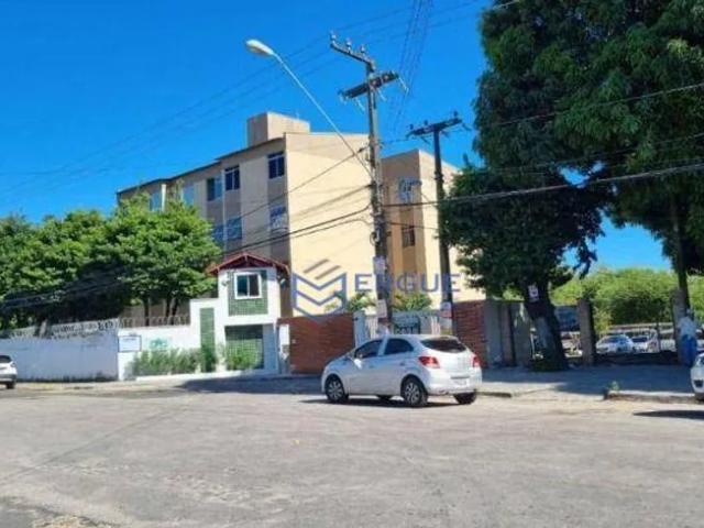 Apartamento com 3 Quartos e 2 banheiros à Venda, 67 m² por R$ 180.000