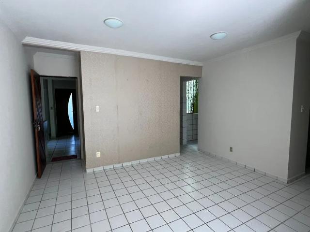 Apartamento com 3 Quartos e 2 banheiros à Venda, 69 m² por R$ 135.000
