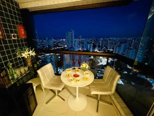 Apartamento com 3 Quartos e 2 banheiros à Venda, 70 m² por R$ 815.000