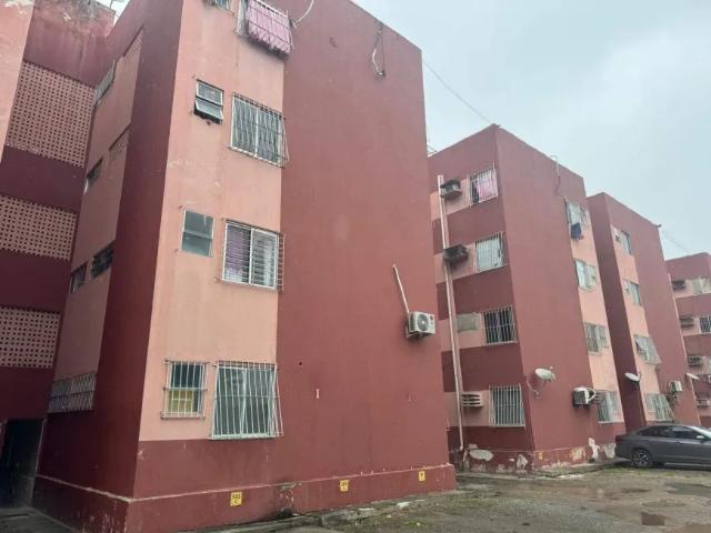 Apartamento com 3 Quartos e 2 banheiros à Venda, 71 m² por R$ 195.000