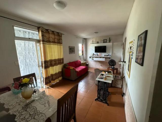 Apartamento com 3 Quartos e 2 banheiros à Venda, 77 m² por R$ 195.000
