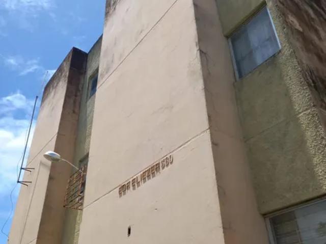 Apartamento com 3 Quartos e 2 banheiros à Venda, 82 m² por R$ 165.000
