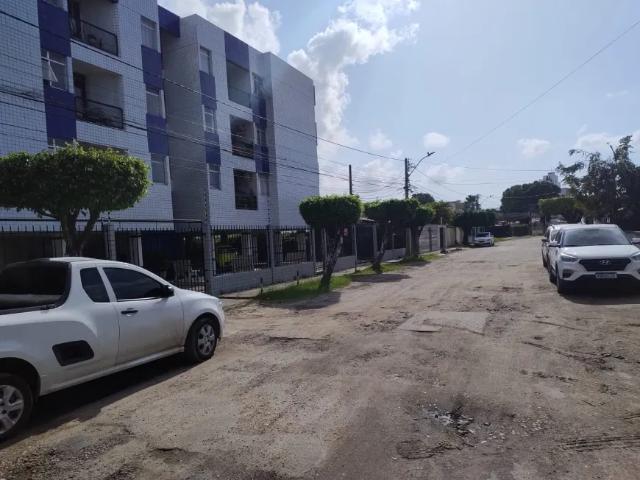 Apartamento com 3 Quartos e 2 banheiros à Venda, 96 m² por R$ 270.000