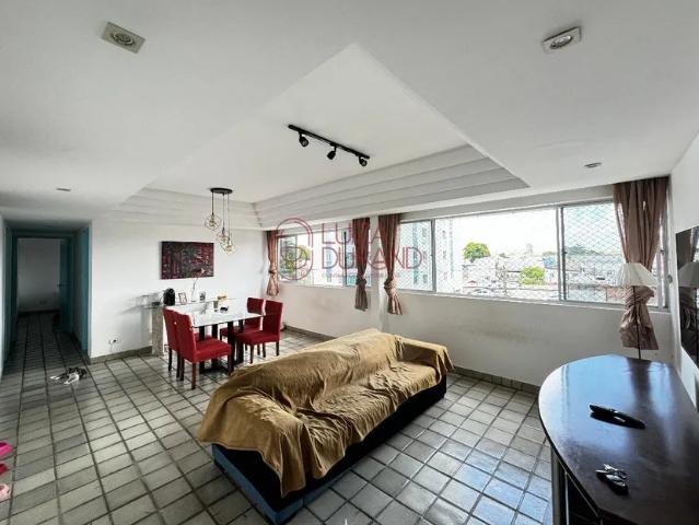 Apartamento com 3 Quartos e 2 banheiros à Venda, 101 m² por R$ 300.000