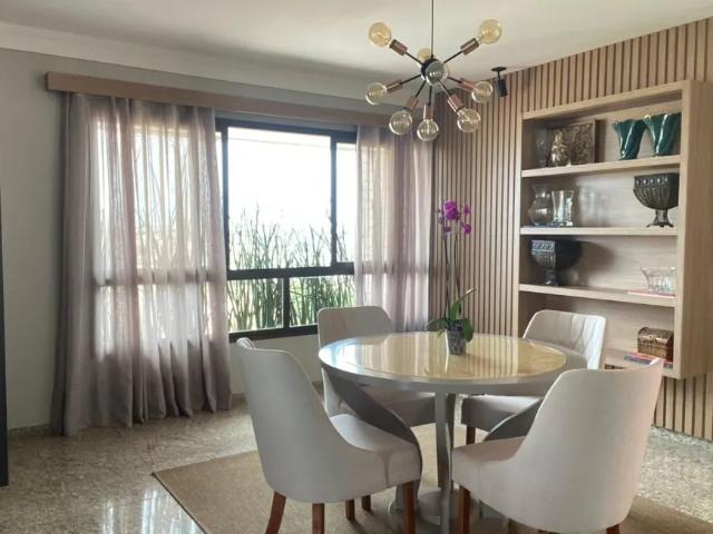 Apartamento com 3 Quartos e 2 banheiros à Venda, 213 m² por R$ 880.000