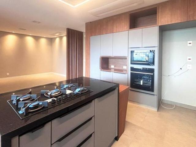 Apartamento com 3 Quartos e 5 banheiros à Venda, 141 m² por R$ 3.100.000