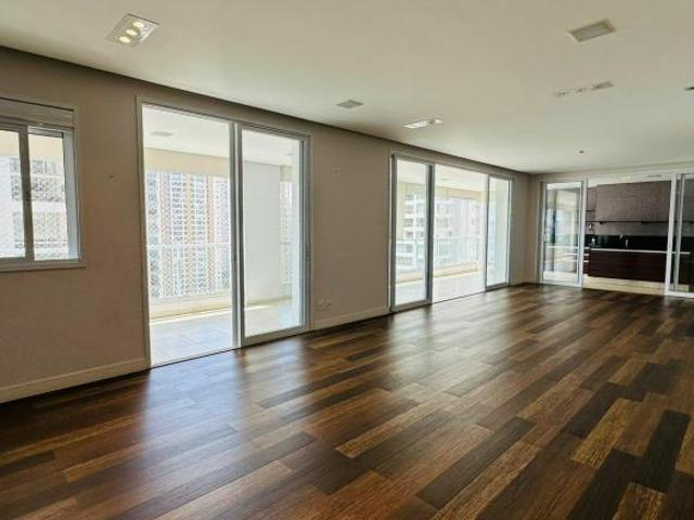 Apartamento com 3 Quartos e 5 banheiros à Venda, 233 m² por R$ 4.150.000