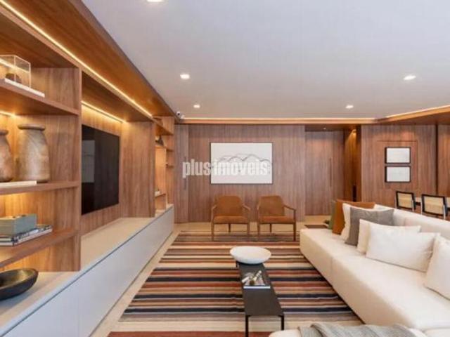 Apartamento com 3 Quartos e 5 banheiros à Venda, 244 m²