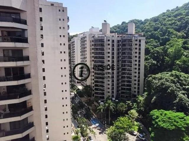 Apartamento com 3 quartos em prédio com piscina