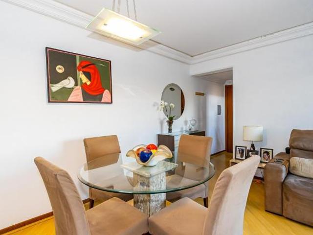 Apartamento com 3 quartos, ensolarado e sacada com churrasqueira