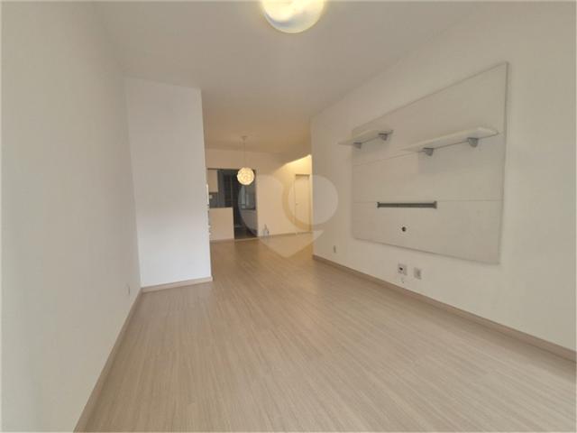 Apartamento com 3 quartos para alugar em Alto de Pinheiros SP