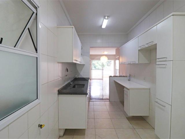 Apartamento com 3 quartos para alugar em Alto de Pinheiros SP
