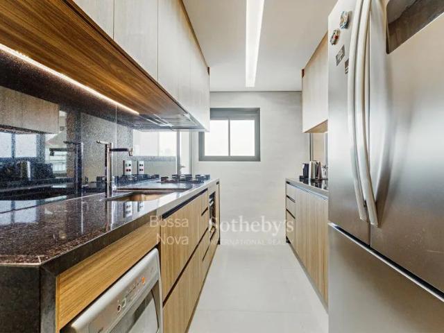 Apartamento com 3 Quartos para alugar, 161m² Moema