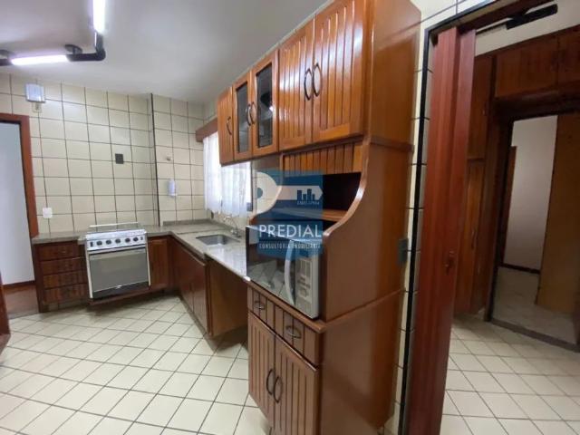 Apartamento com 3 Quartos para alugar, 130m² Centro