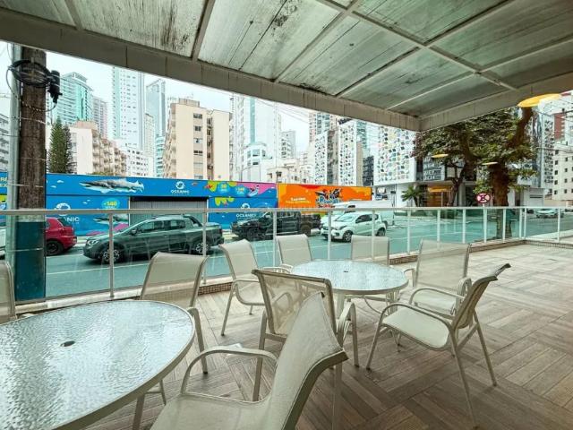 Apartamento com 3 quartos, sacada com churrasqueira a carvão e 2 vagas de garagem no Centro de Balne