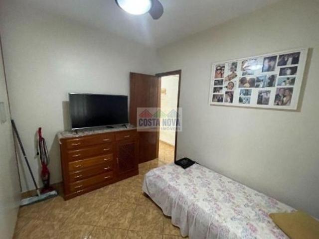 Apartamento com 3 quartos sendo 1 suíte, 3 banheiros, 1 vaga. Com 131m² a uma quadra da Praia