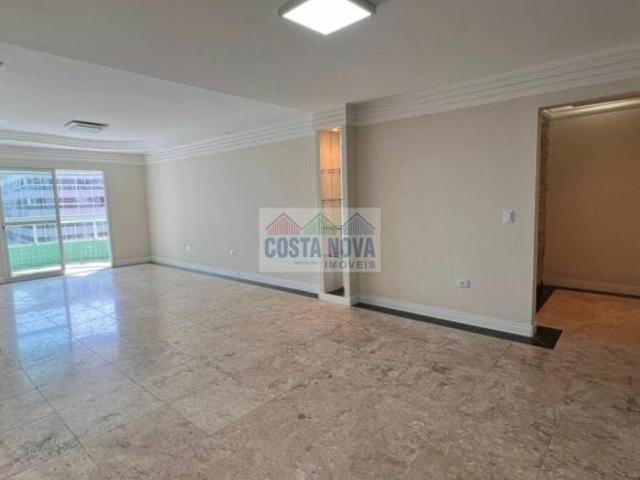Apartamento com 3 quartos sendo 1 suíte, 2 banheiros, 2 vagas demarcadas, bairro Canto do Forte